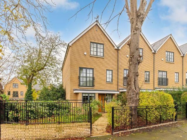 5 bedroom end of terrace house for sale