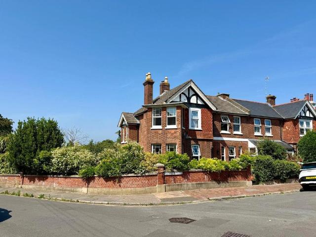 5 bedroom end of terrace house for sale