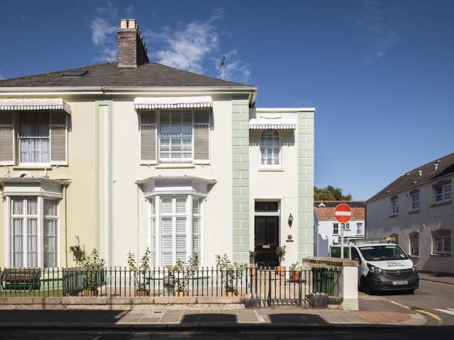 5 bedroom end of terrace house for sale