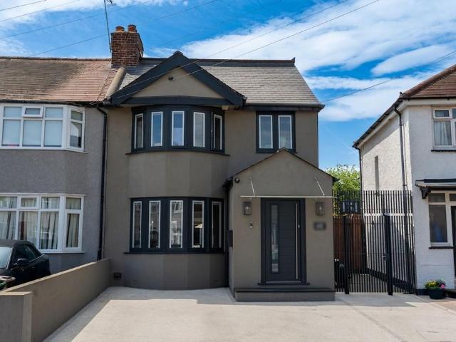 5 bedroom end of terrace house for sale