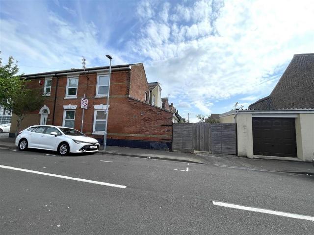 5 bedroom end of terrace house for sale