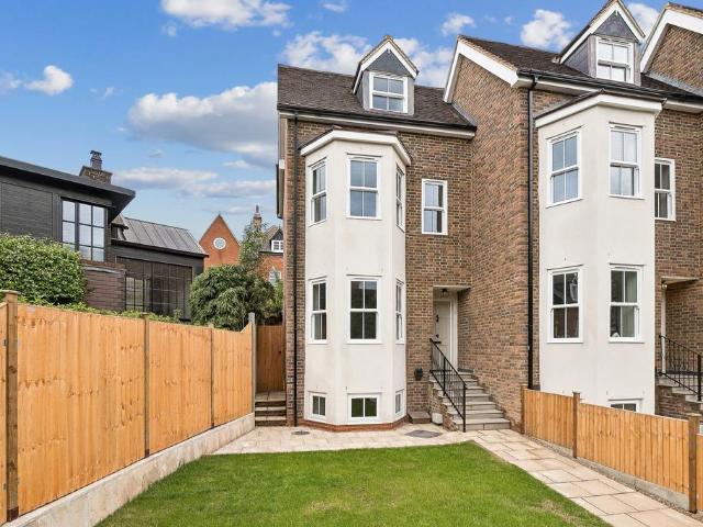 5 bedroom end of terrace house for sale