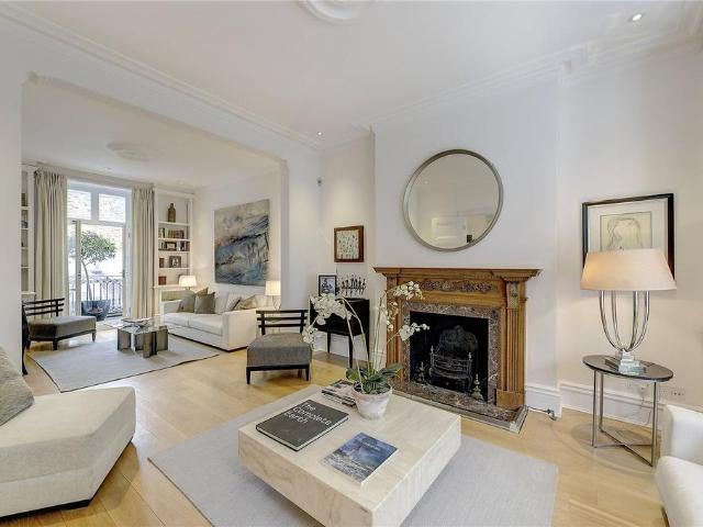 5 bedroom end of terrace house for sale