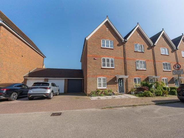 5 bedroom end of terrace house for sale