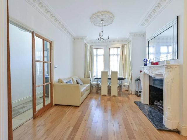 5 bedroom end of terrace house for sale