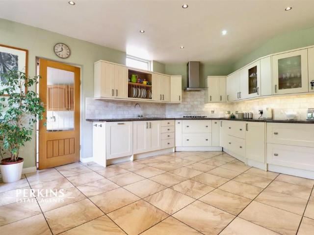 5 bedroom end of terrace house for sale