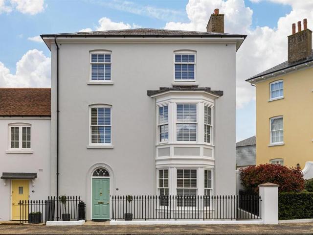 5 bedroom end of terrace house for sale