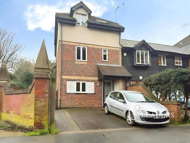 5 bedroom end of terrace house for sale