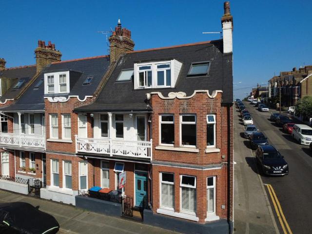 5 bedroom end of terrace house for sale
