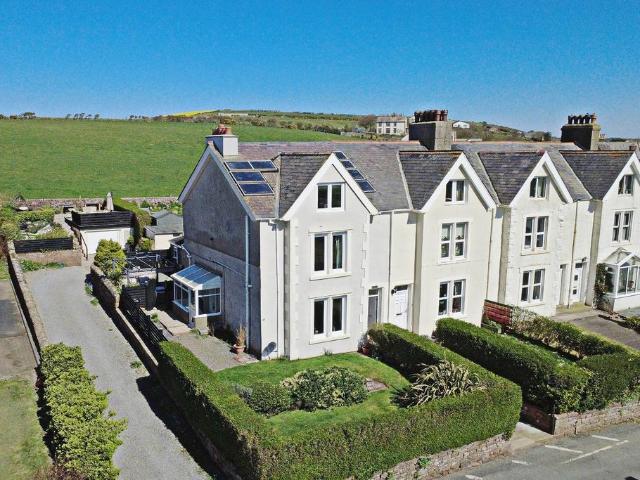 5 bedroom end of terrace house for sale