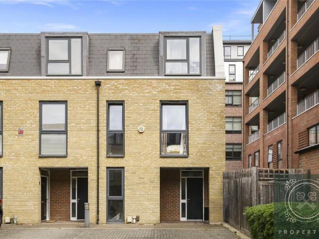 5 bedroom end of terrace house for sale