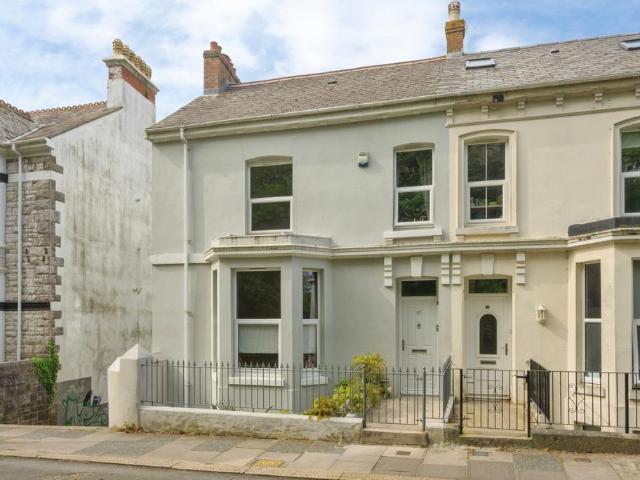 5 bedroom end of terrace house for sale