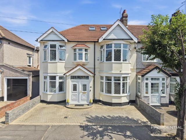 5 bedroom end of terrace house for sale