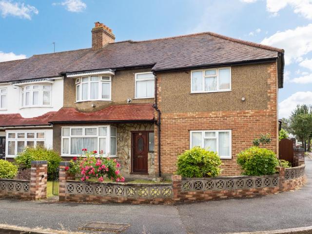 5 bedroom end of terrace house for sale