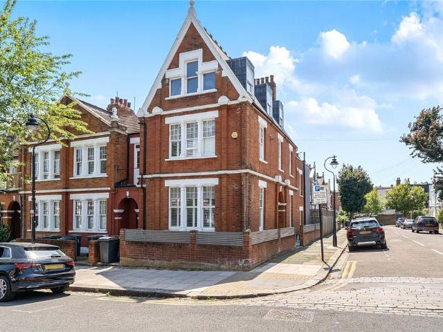 5 bedroom end of terrace house for sale