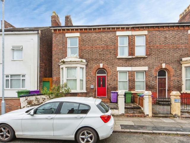 5 bedroom end of terrace house for sale