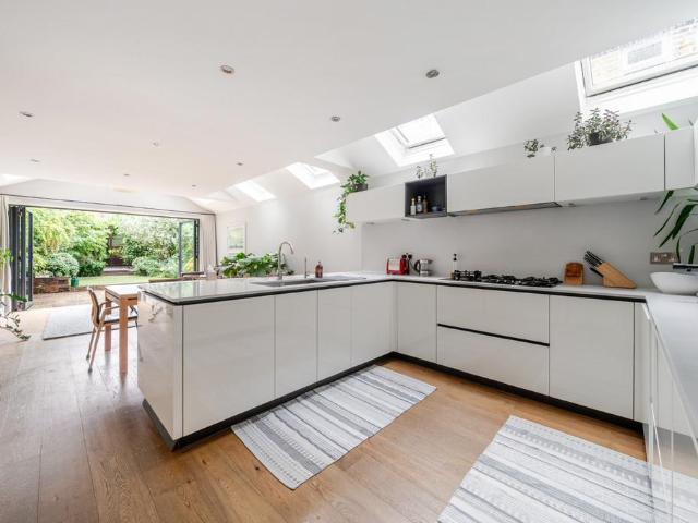 5 bedroom end of terrace house for sale