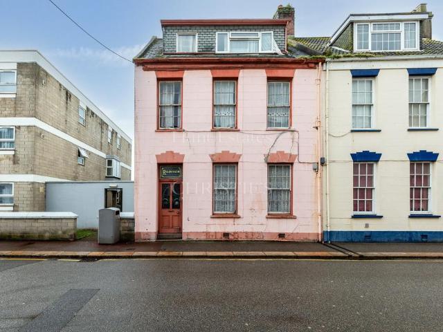 5 bedroom end of terrace house for sale