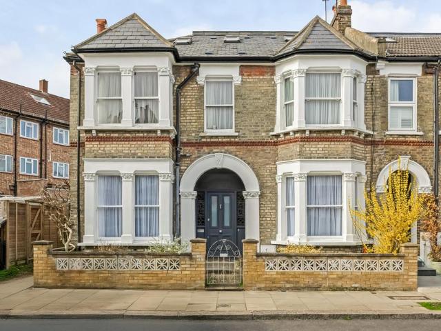 5 bedroom end of terrace house for sale