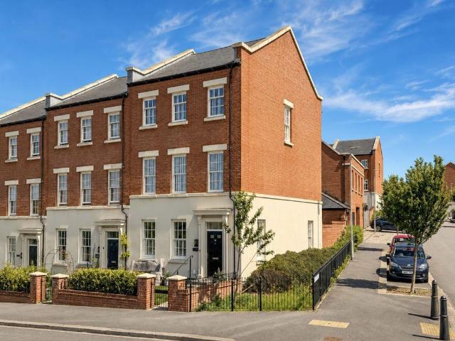 5 bedroom end of terrace house for sale