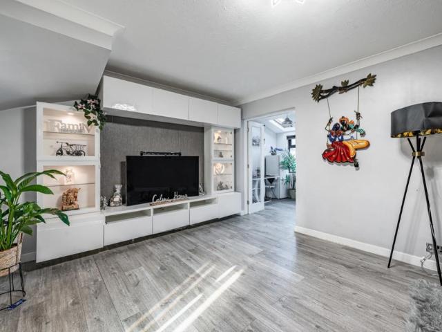 5 bedroom end of terrace house for sale