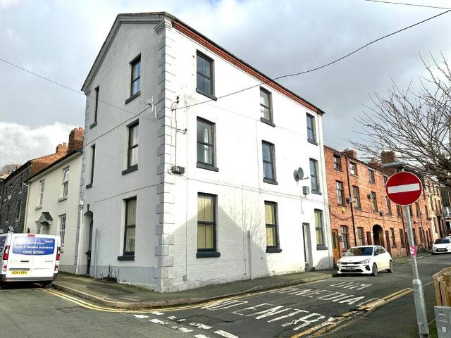 5 bedroom end of terrace house for sale