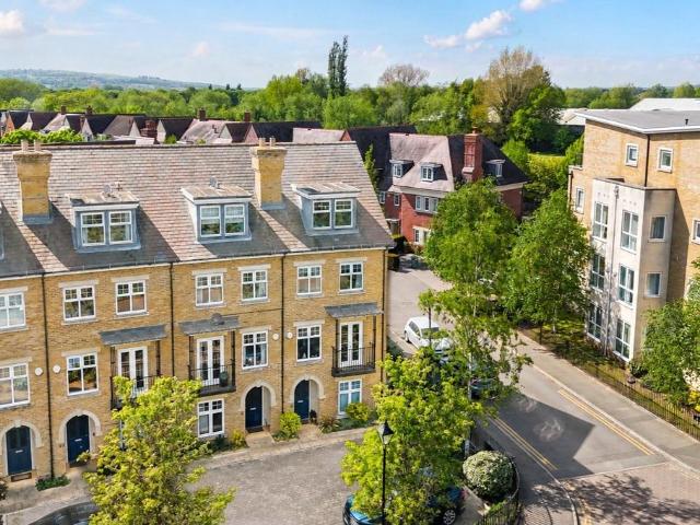 5 bedroom end of terrace house for sale