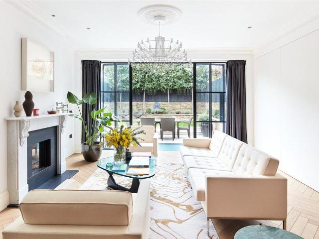 5 bedroom end of terrace house for sale