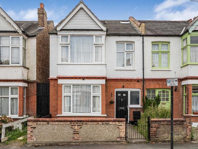 5 bedroom end of terrace house for sale