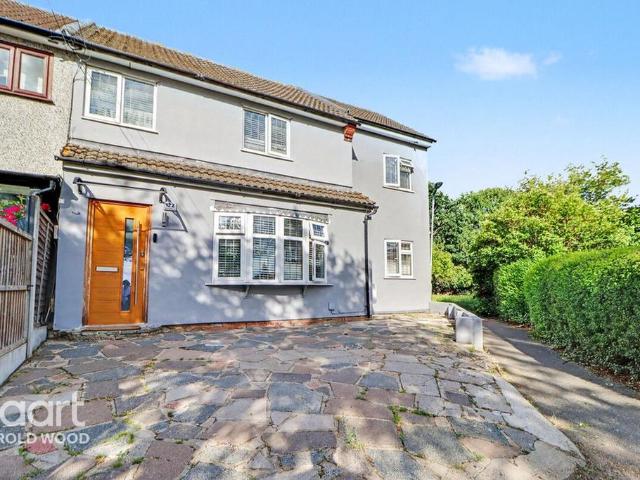 5 bedroom end of terrace house for sale