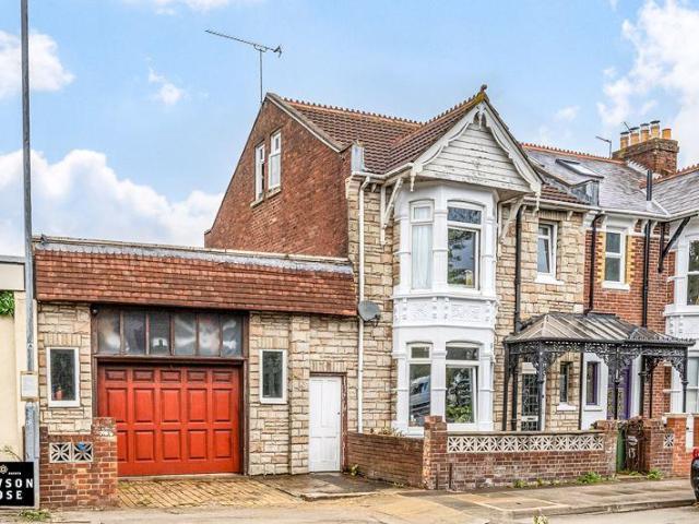5 bedroom end of terrace house for sale