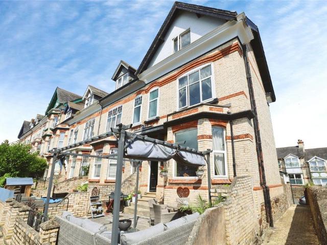 5 bedroom end of terrace house for sale