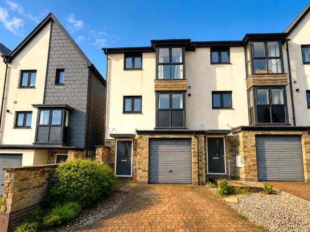 5 bedroom end of terrace house for sale