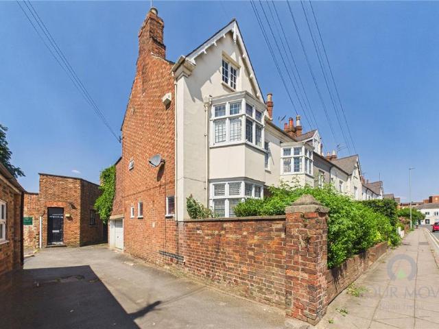 5 bedroom end of terrace house for sale