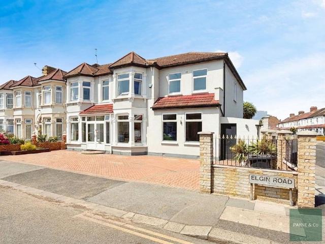 5 bedroom end of terrace house for sale