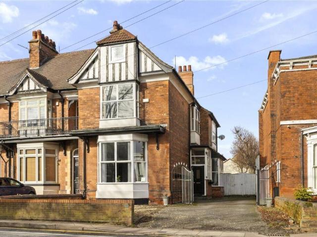 5 bedroom end of terrace house for sale