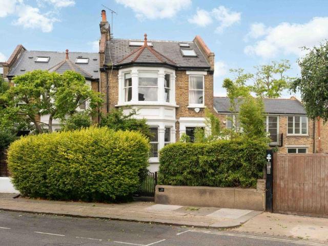 5 bedroom end of terrace house for sale