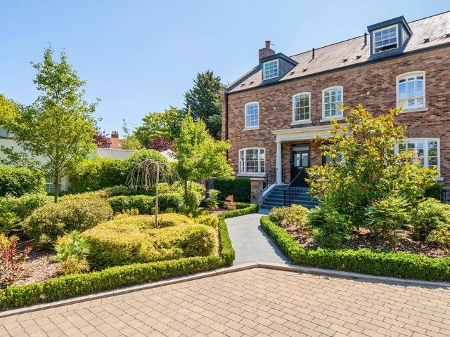 5 bedroom end of terrace house for sale