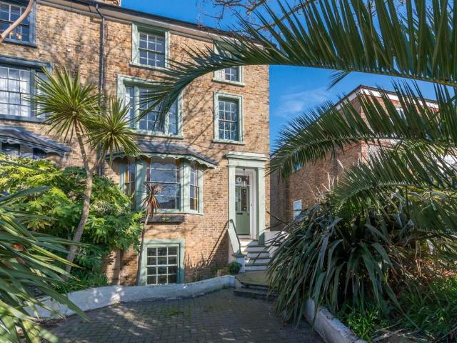 5 bedroom end of terrace house for sale