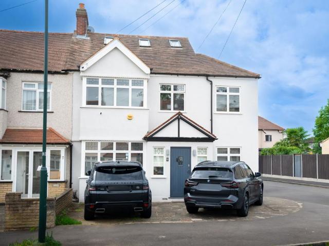 5 bedroom end of terrace house for sale