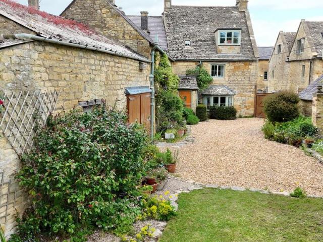 5 bedroom end of terrace house for sale