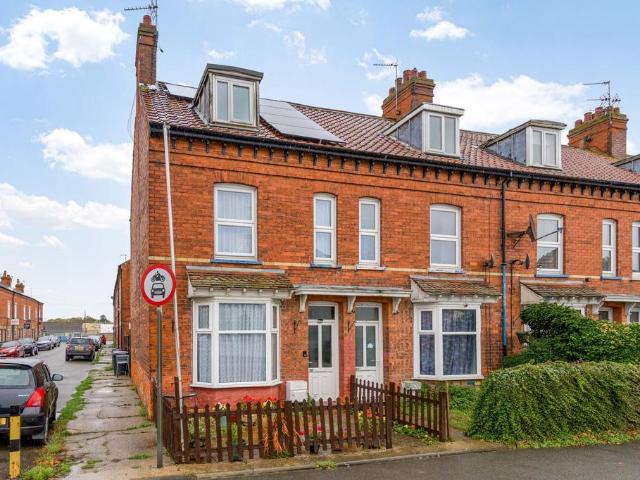 5 bedroom end of terrace house for sale