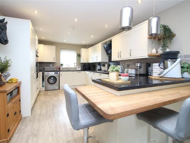 5 bedroom end of terrace house for sale