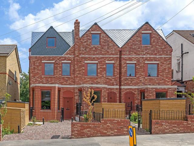 5 bedroom end of terrace house for sale
