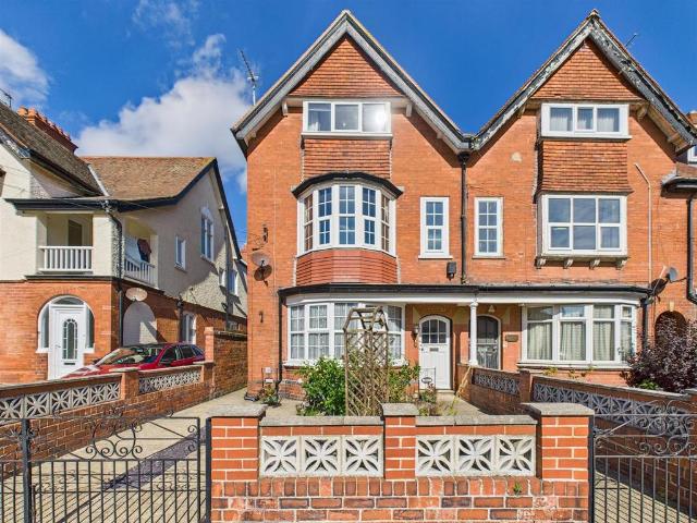 5 bedroom end of terrace house for sale
