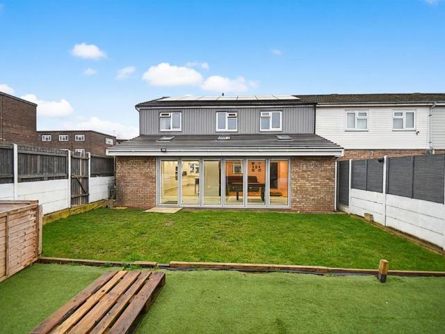 5 bedroom end of terrace house for sale