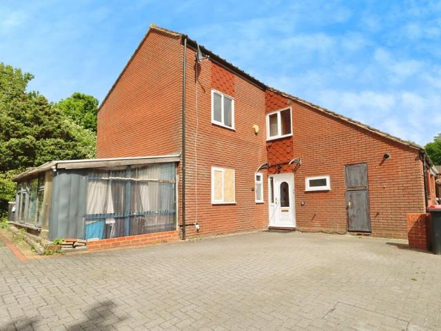 5 bedroom end of terrace house for sale