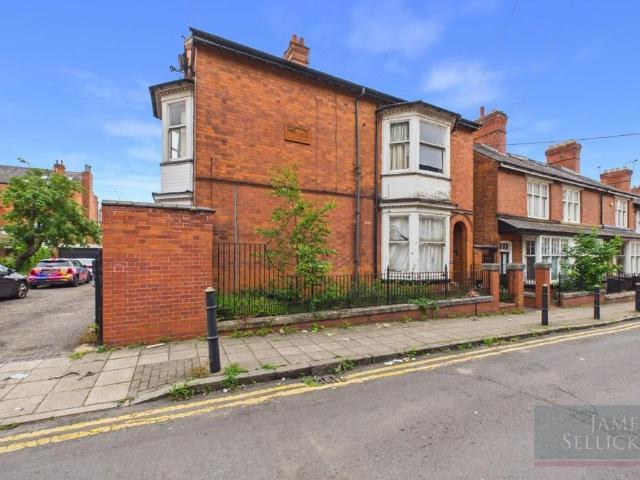 5 bedroom end of terrace house for sale