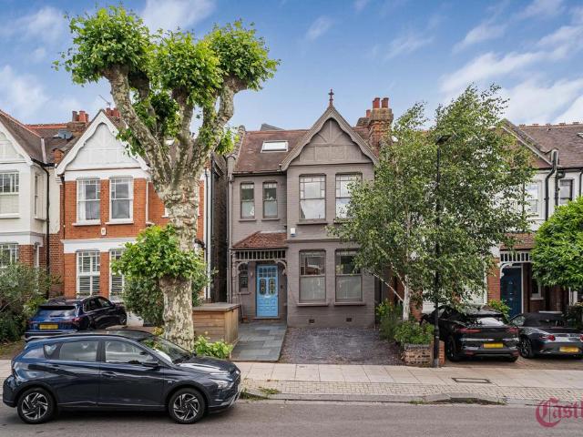 5 bedroom end of terrace house for sale