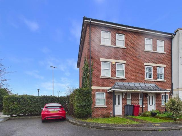 5 bedroom end of terrace house for sale